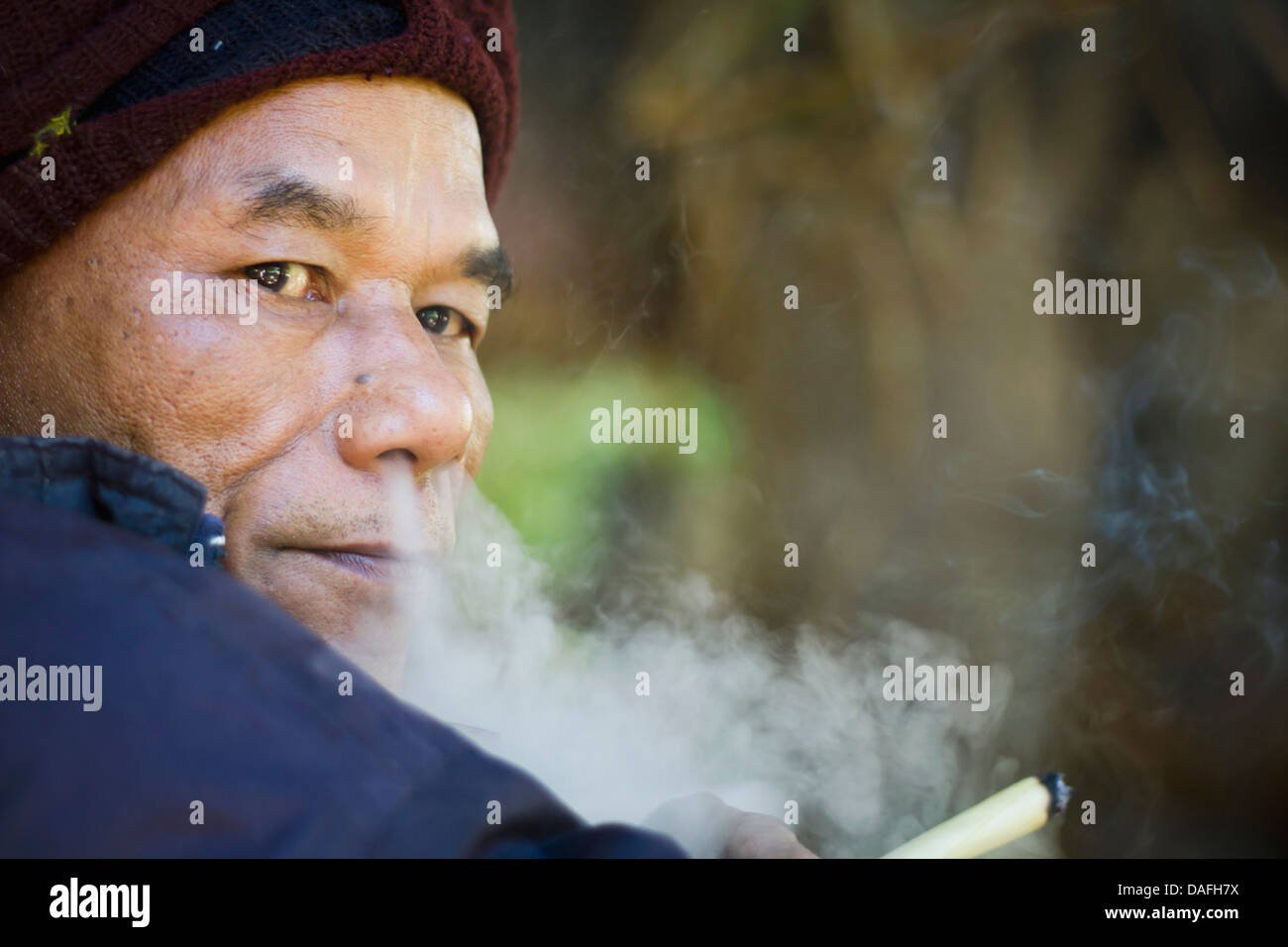 Smoking beedi hi-res stock photography and images - Alamy