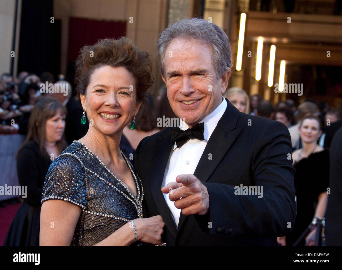 Annette bening warren beatty arrive hi-res stock photography and images ...