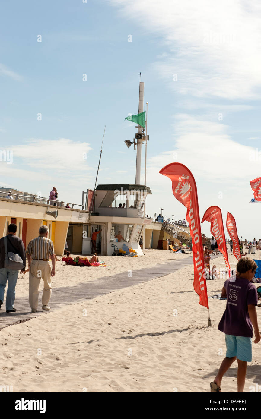The tourist beach hi-res stock photography and images - Alamy