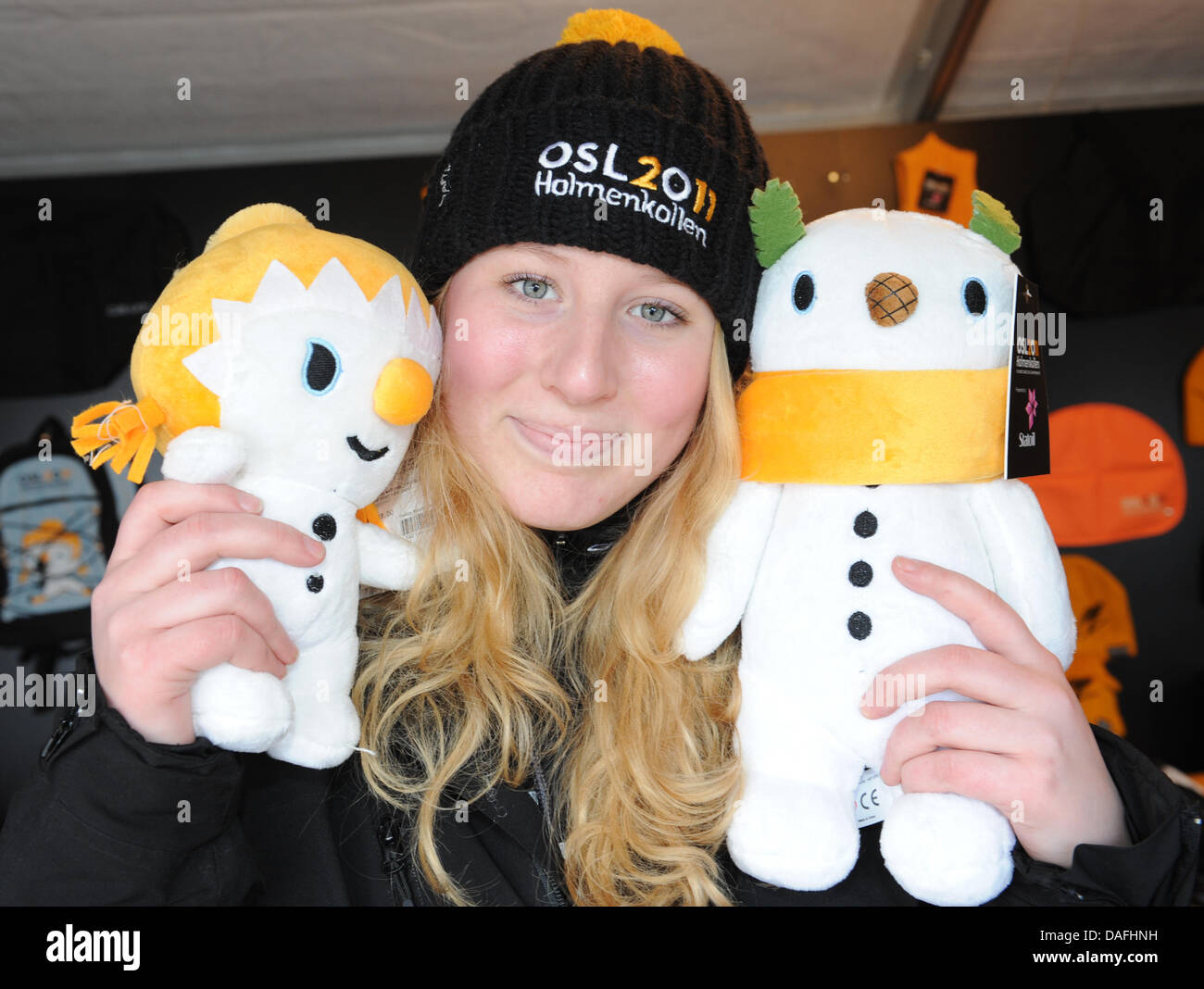 Munger Agnes smiles with the two official championship mascots Fnugg (l ...