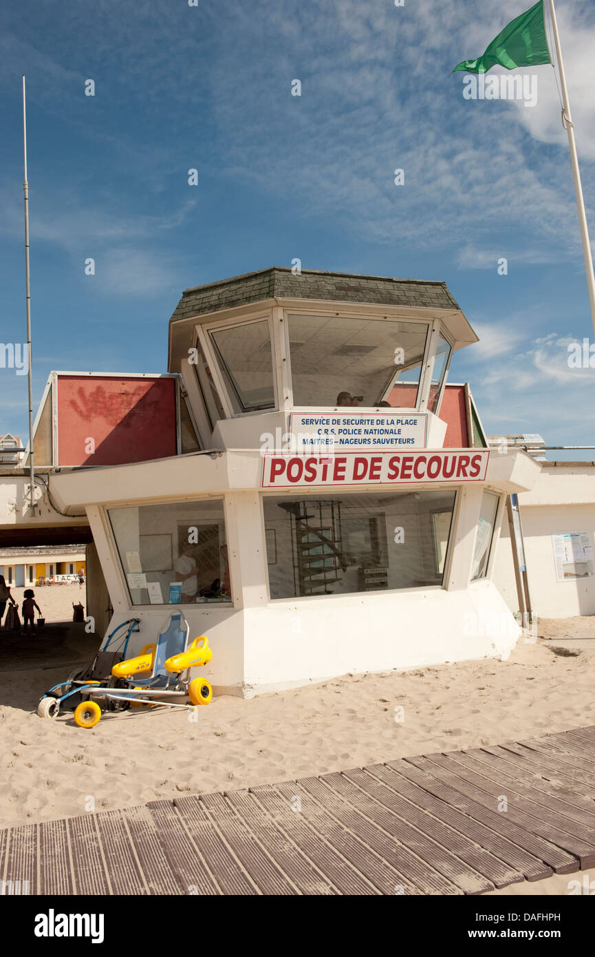 Poste de Secours Lifeguards Le Touquet France Stock Photo - Alamy