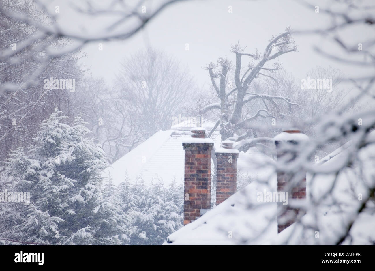 Snow covered roof tops hi-res stock photography and images - Alamy