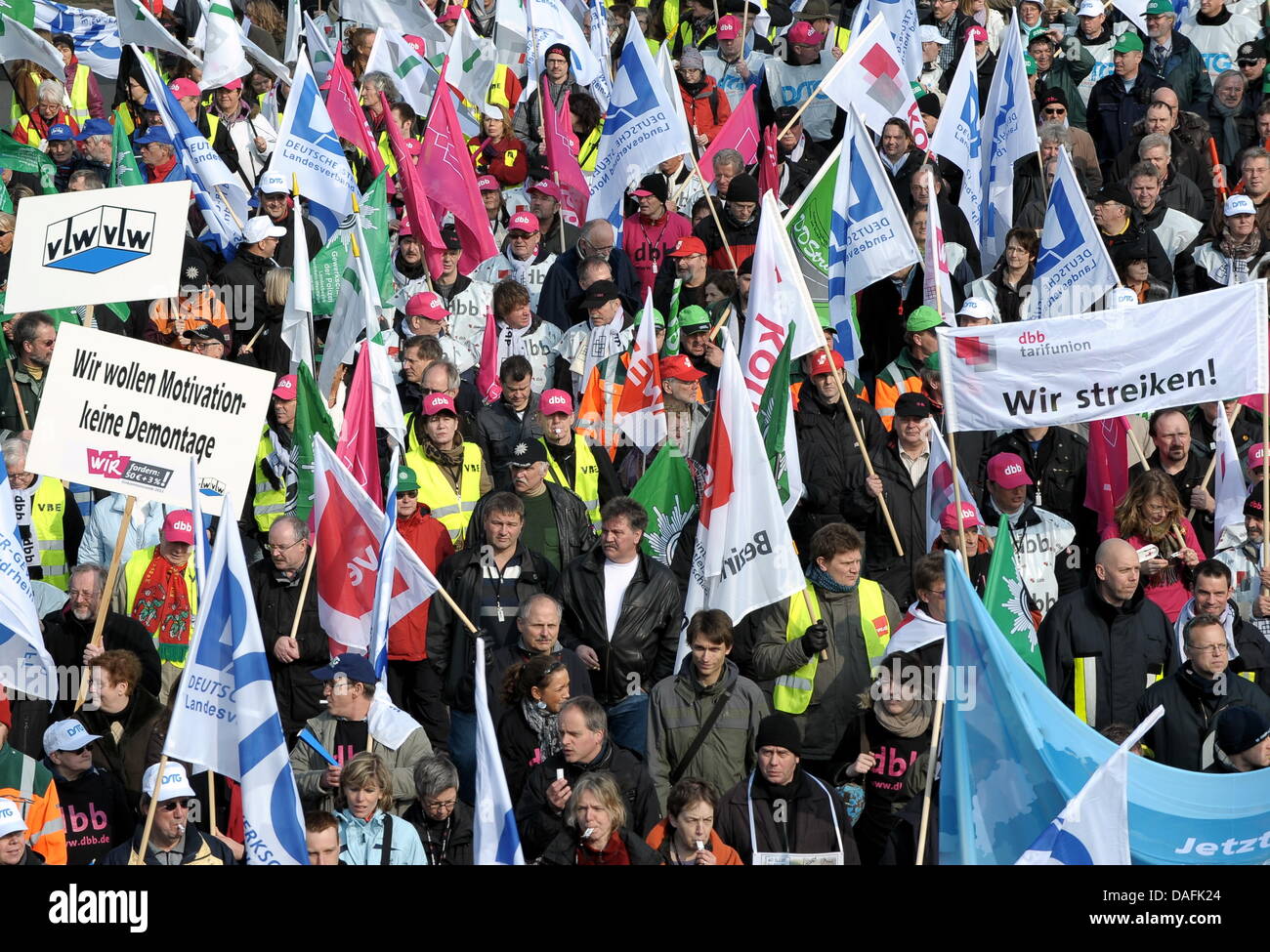 Public service employees participate in a token strike in Duesseldorf ...