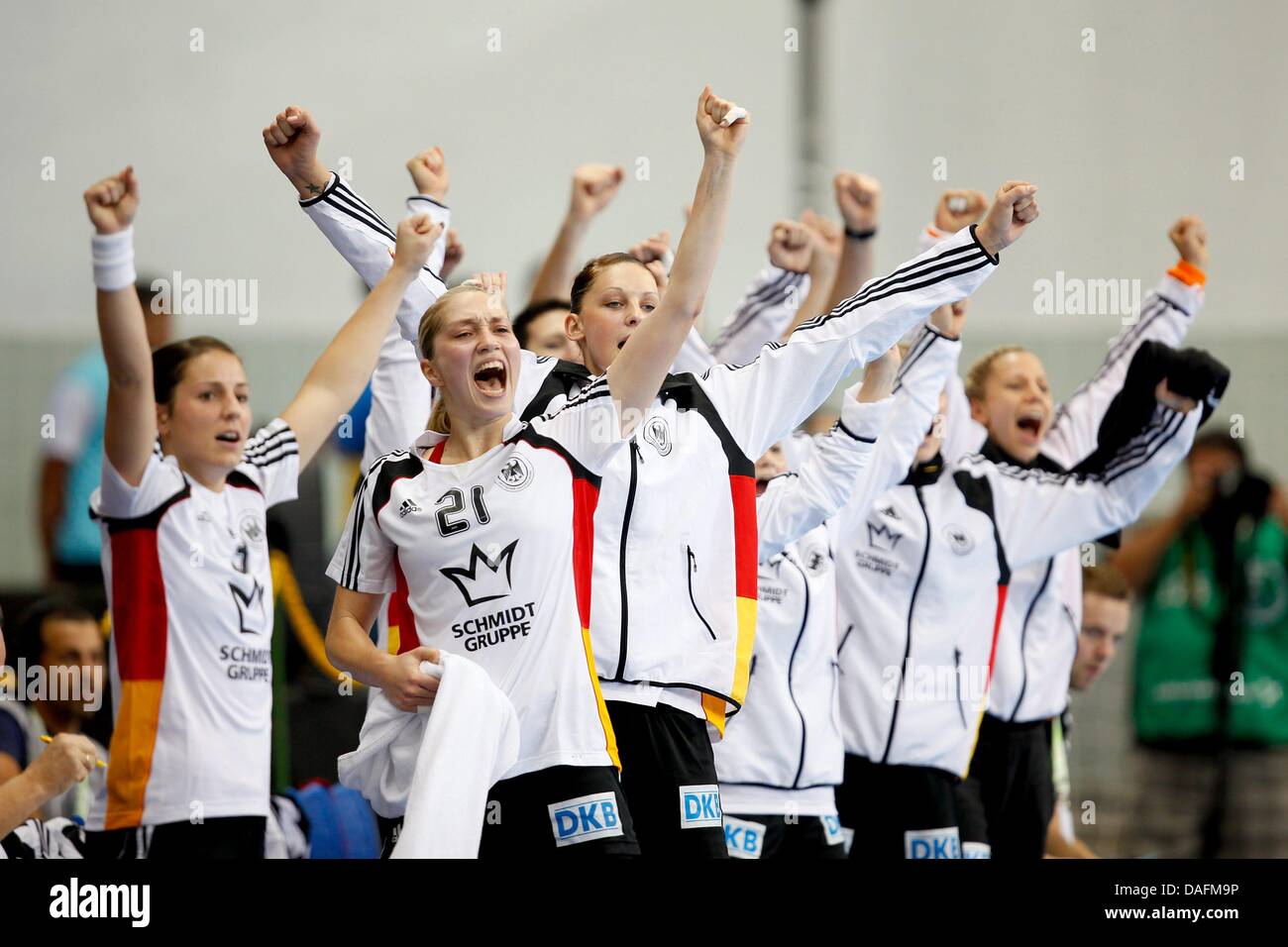The German bench celebrates Germany's 31:28 win in the World Women's ...
