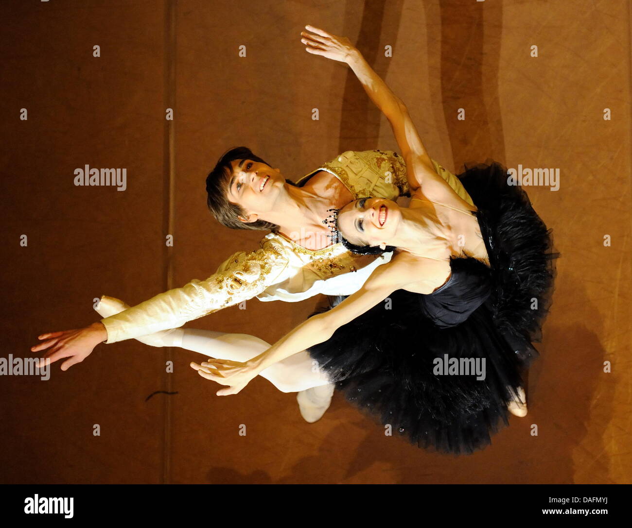 Dancers Friedemann Vogel (L) and Alicia Amatriain (R) of the Stuttgart ...