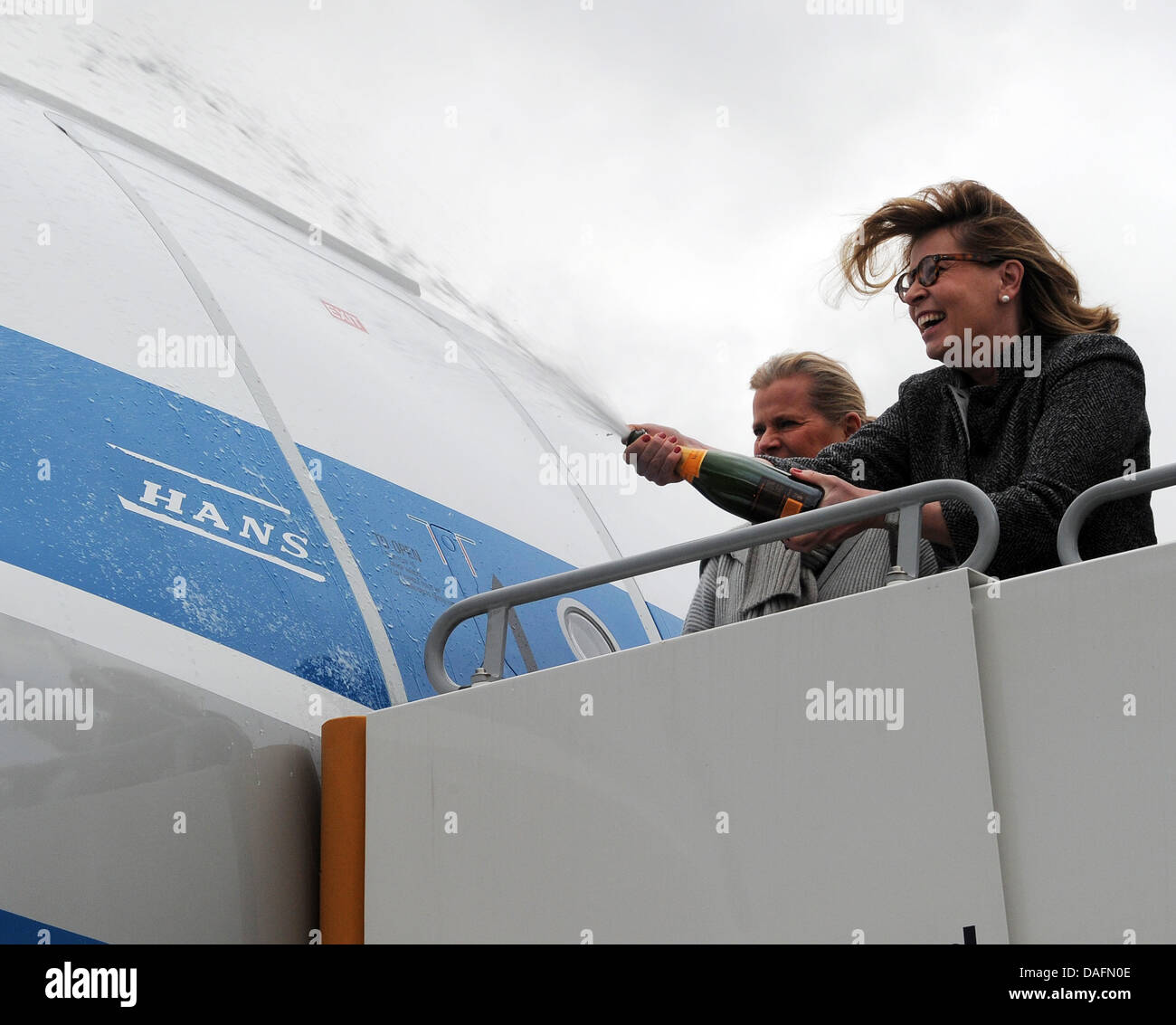 The daughters of Hans Geisler, Sybille Geisler (R) and Susanne Dannhof ...