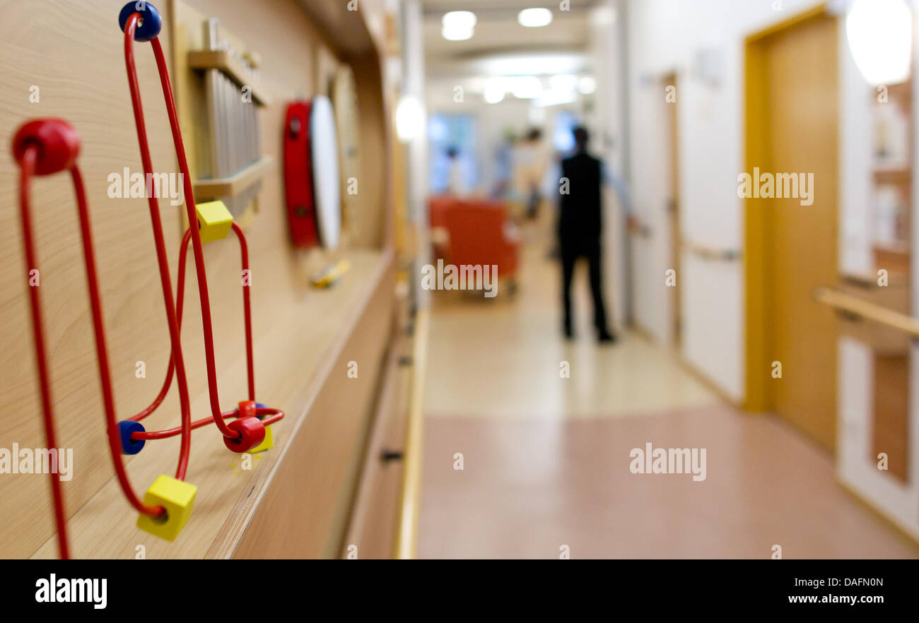 A dementia patient stands in the hallway of a nursing home in Munich ...