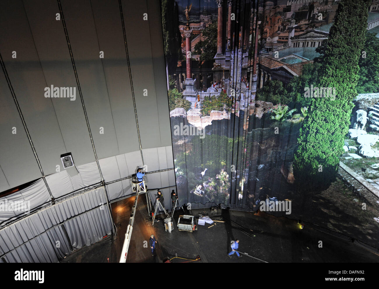 Specialists hang the new version of the Rome-312-Panorama by Yadegar ...