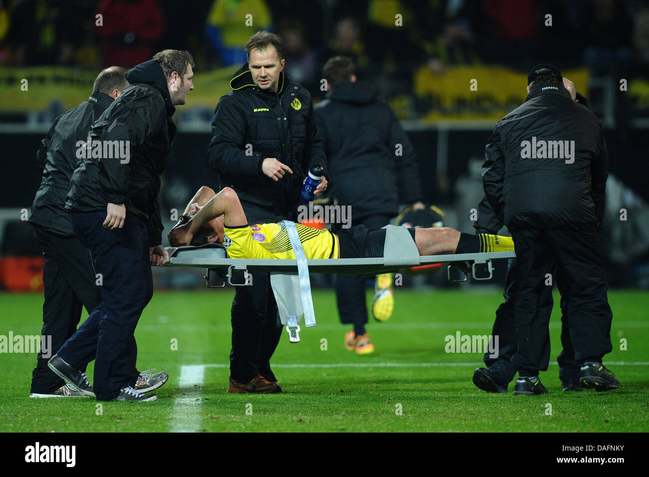 Injured soccer player on stretcher hi-res stock photography and images ...