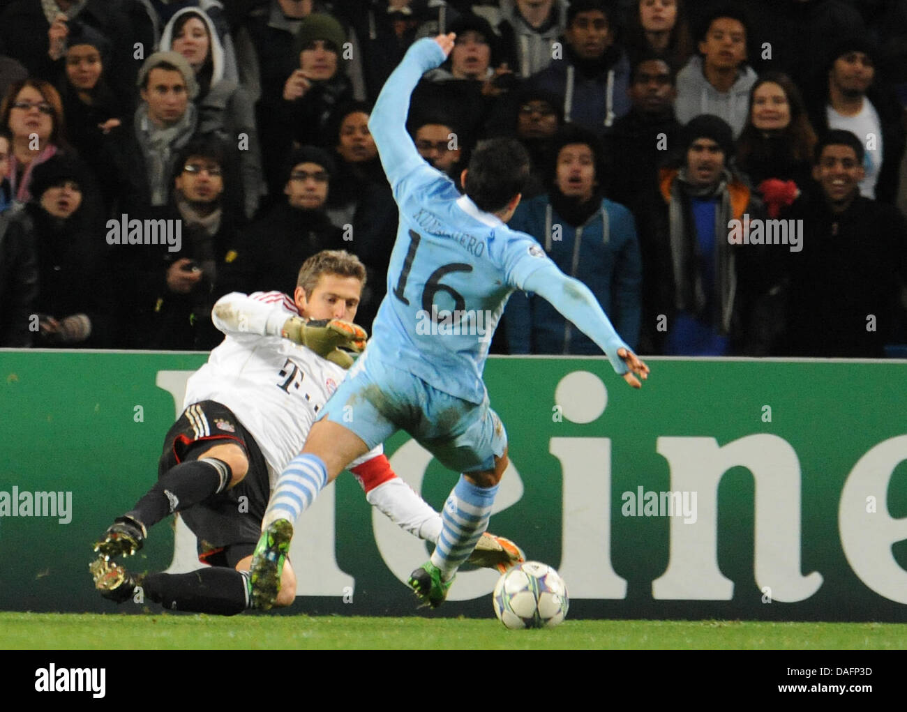 Bayern's goalkeeper Joerg Butt (L) saves the ball of Sergio Kun Agüero ...
