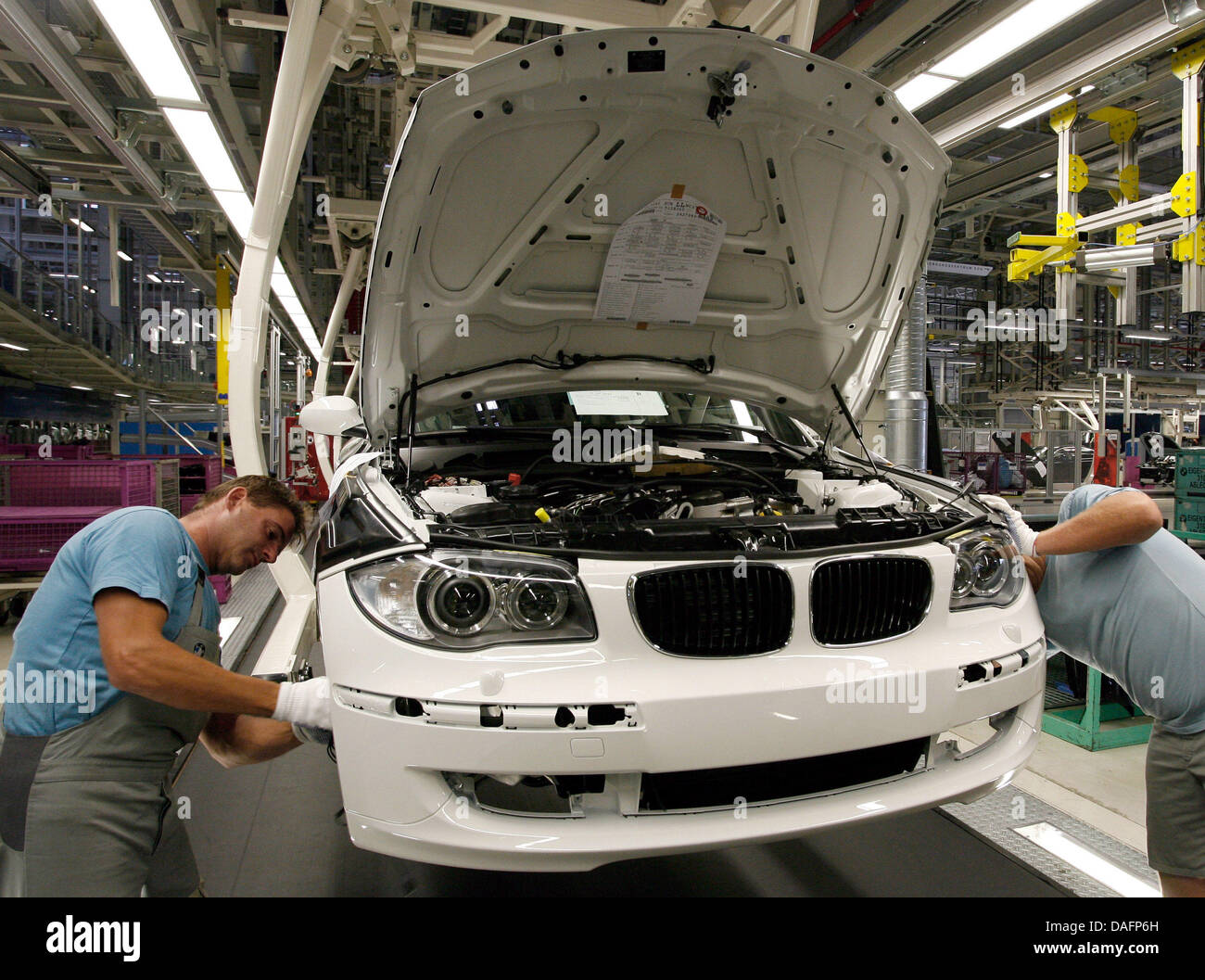 Assembling bodies hi-res stock photography and images - Alamy