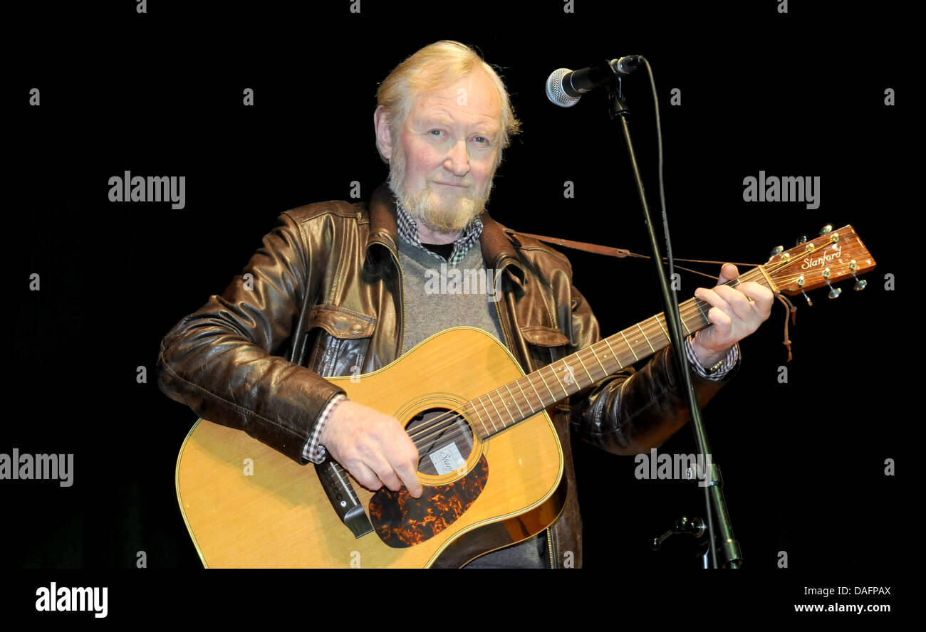 Member of the Irish folk band 'The Dubliners', Sean Cannon, performs ...