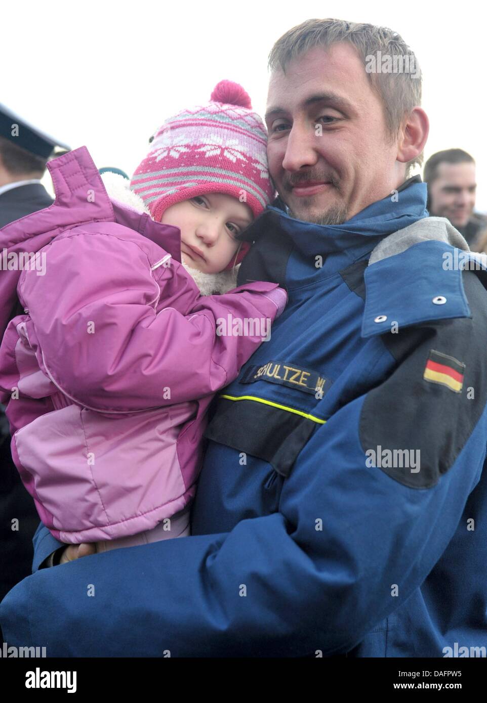 Petty Officer Second Class Michael Midlum stands with his daughter ...