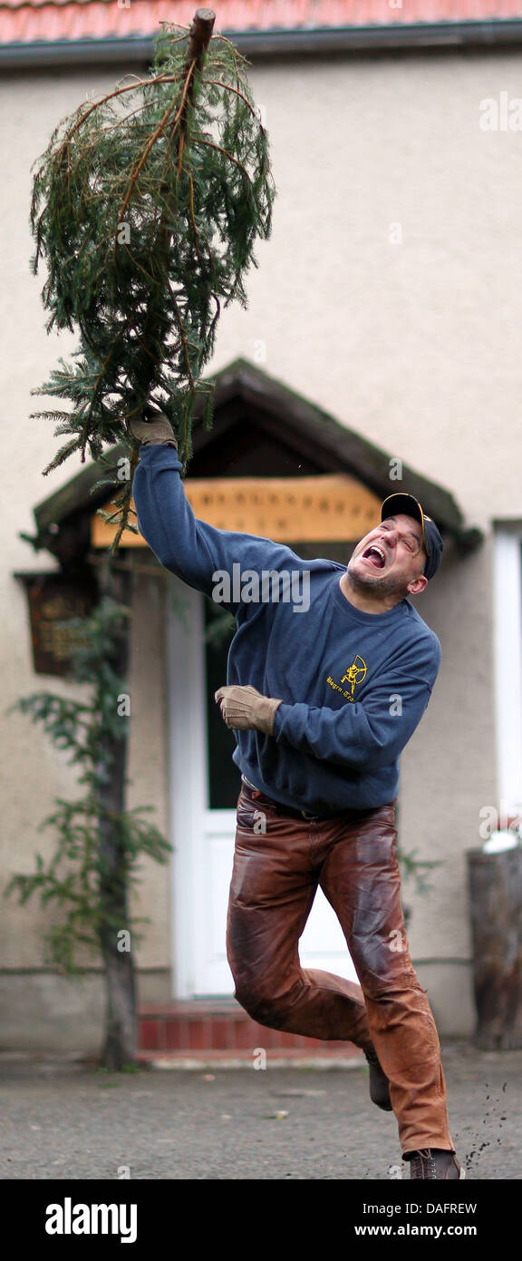 Second place winner Karsten Mertsch throws a conifer during the ...