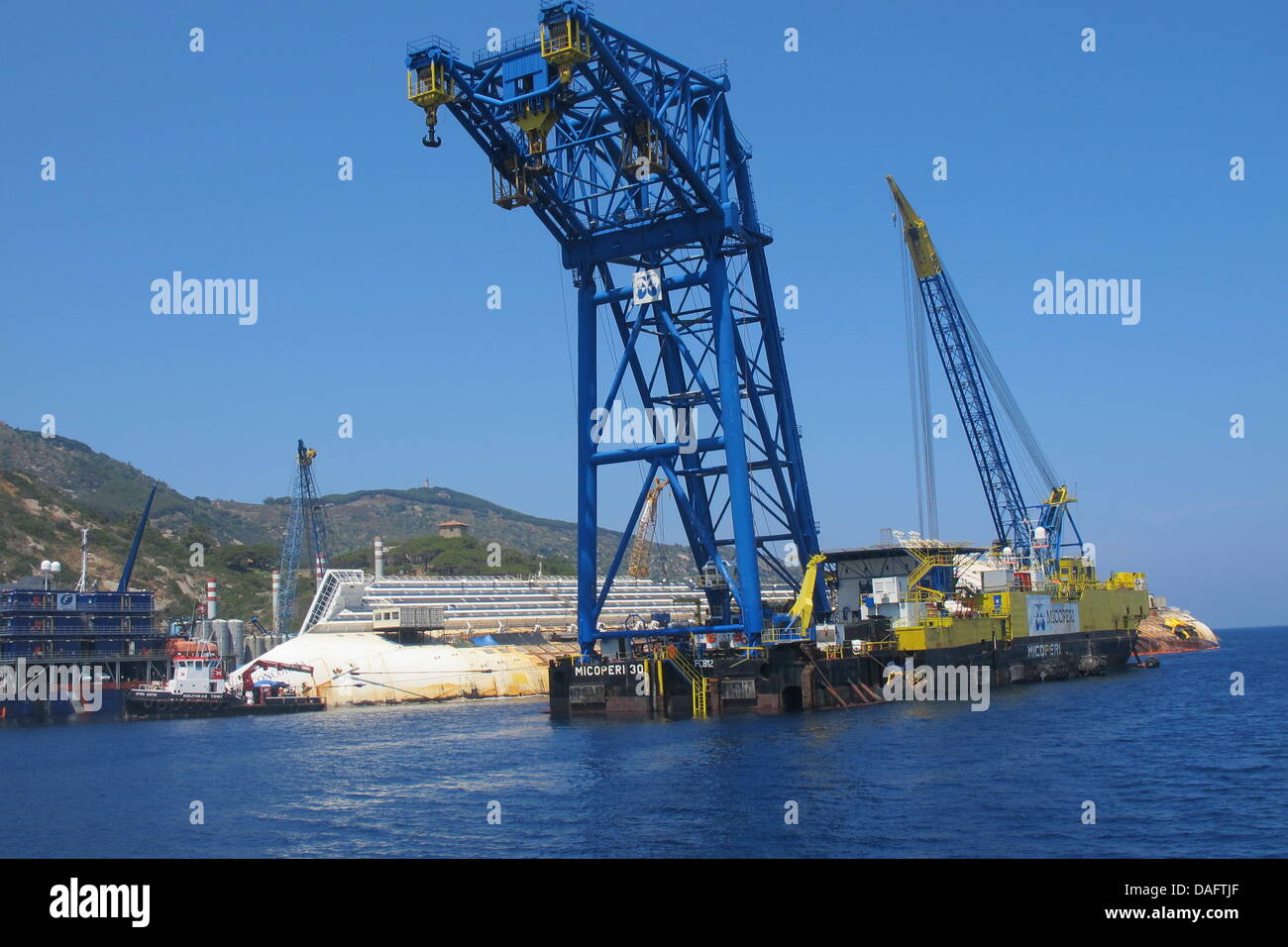 Wreck of the costa concordia hi-res stock photography and images - Alamy