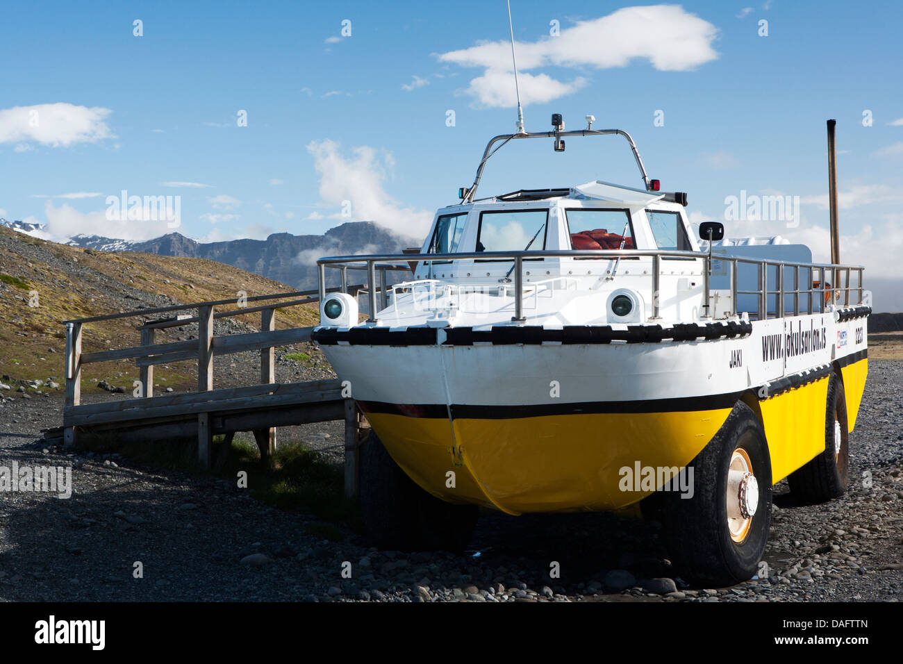 Amphibious boat hi-res stock photography and images - Alamy