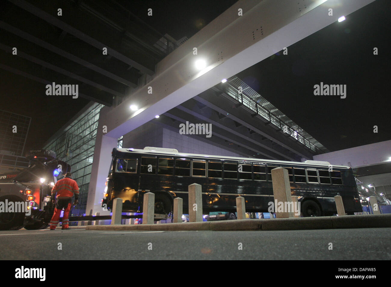 Trucks tows us army hi-res stock photography and images - Alamy