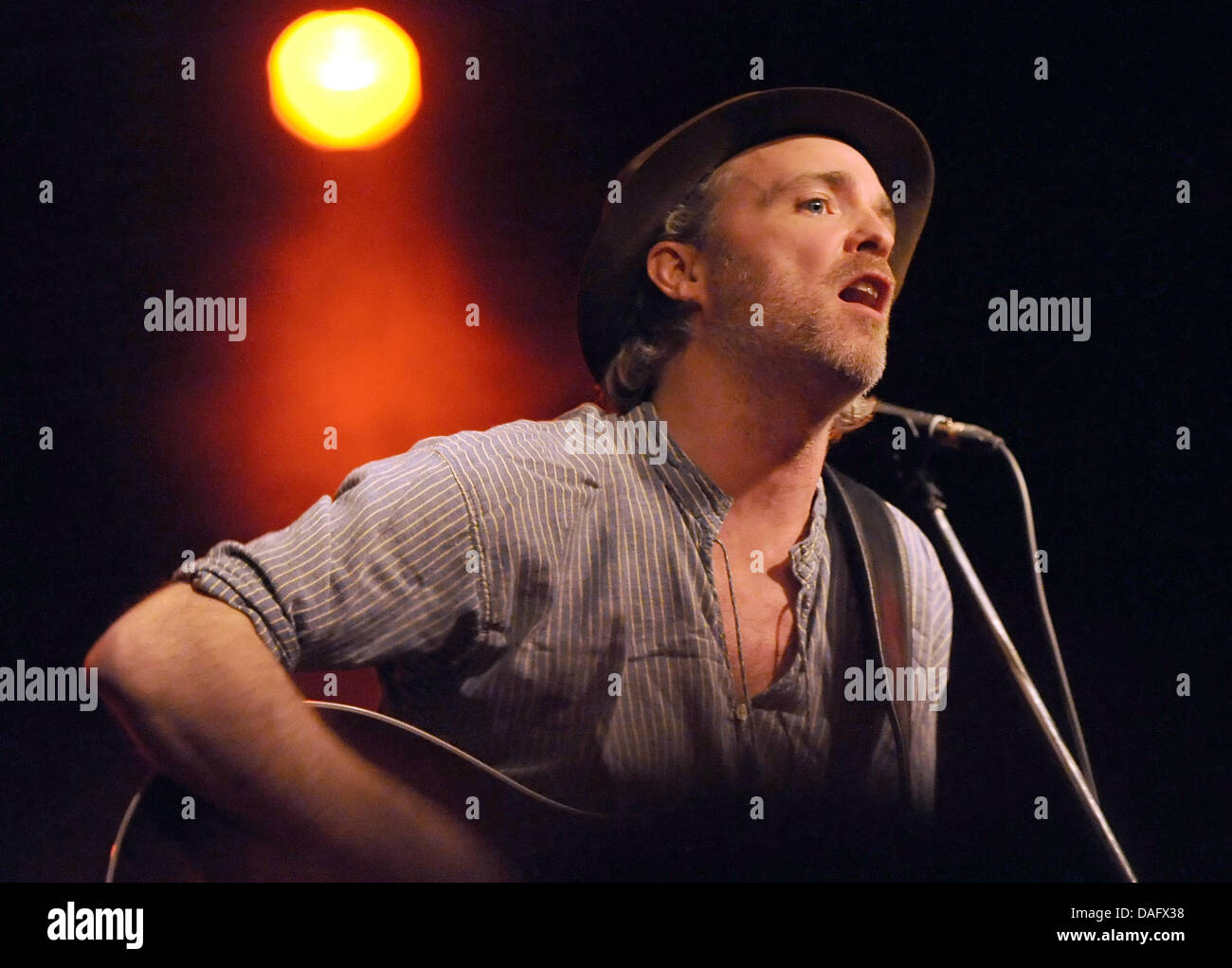 Travis singer fran healy hi-res stock photography and images - Alamy