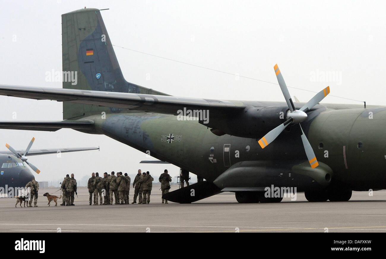 Bundeswehr (German armed forces) soldiers exit a Transall transport ...