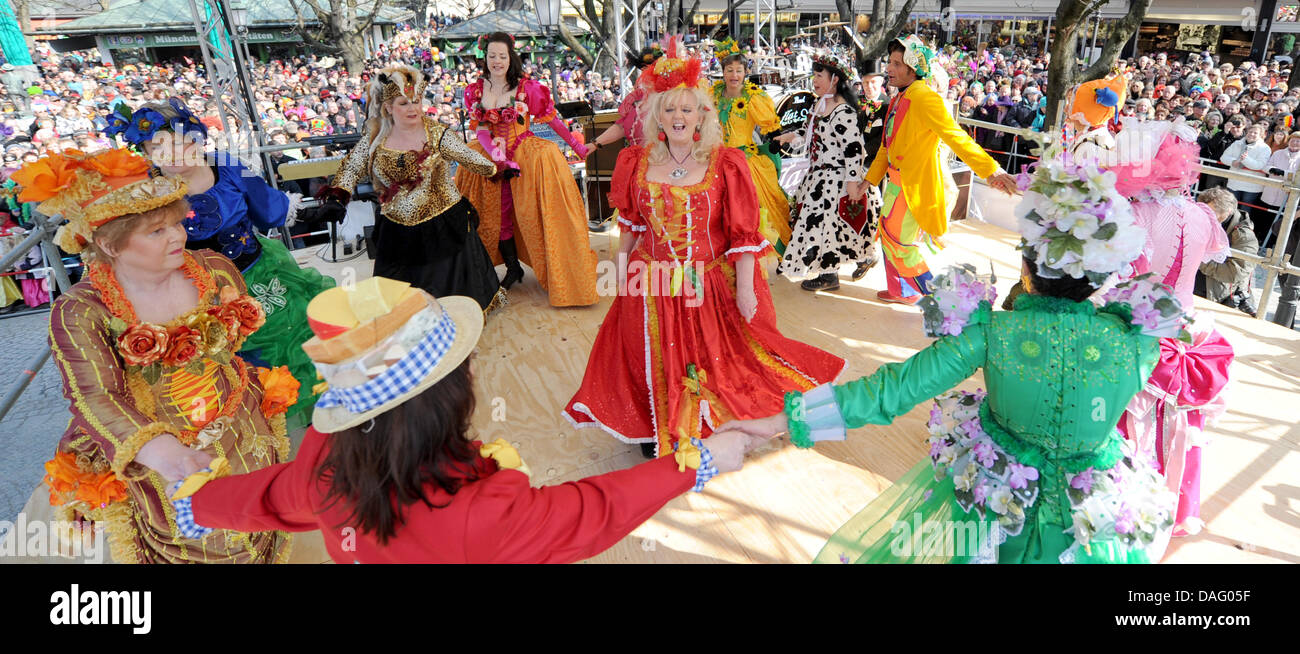 Dressed up market-women dance on stage on the Viktualienmarkt market ...