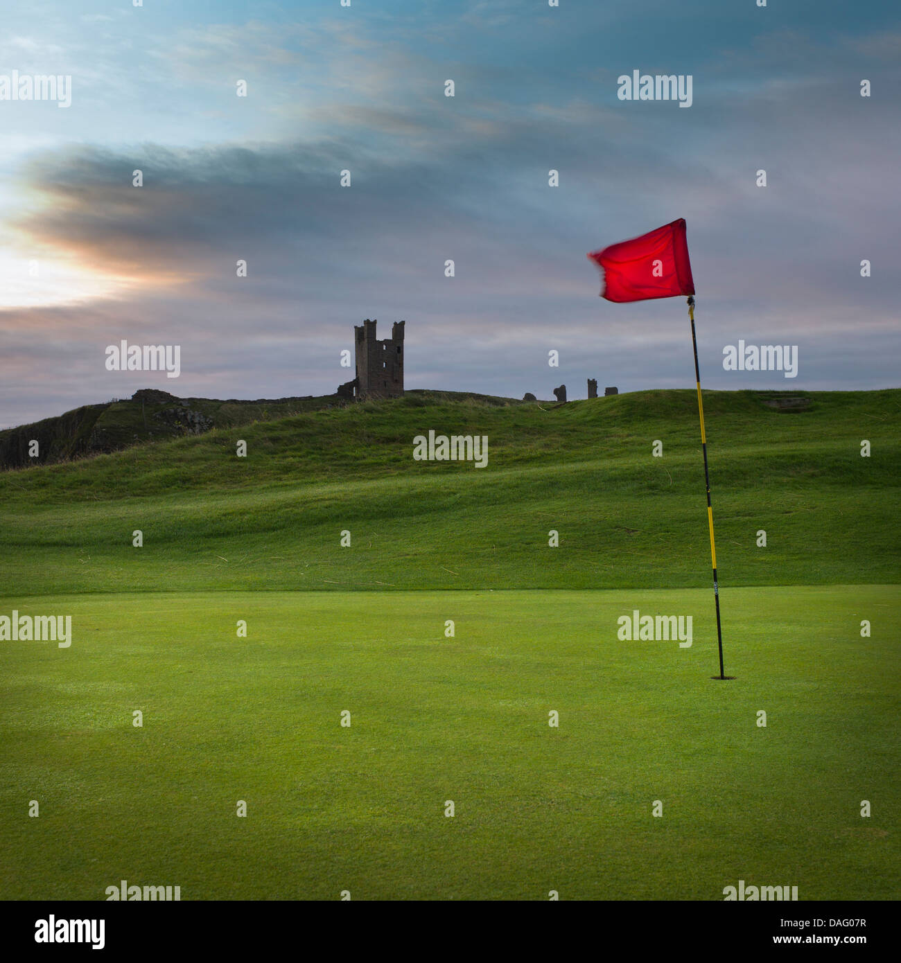 Golf putting green red flag hi-res stock photography and images - Alamy