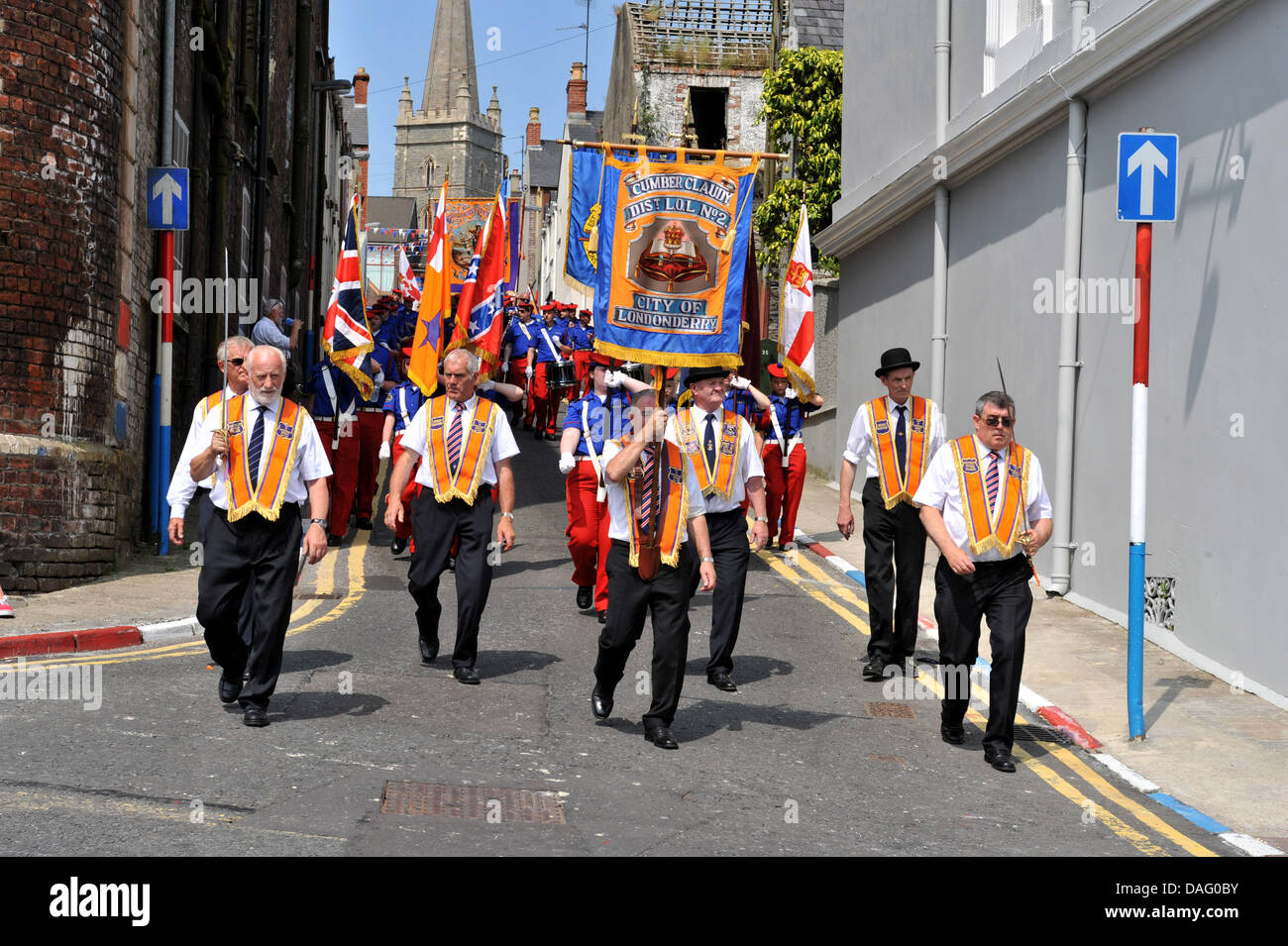 Orangemen carrying banner at parade hi-res stock photography and images ...