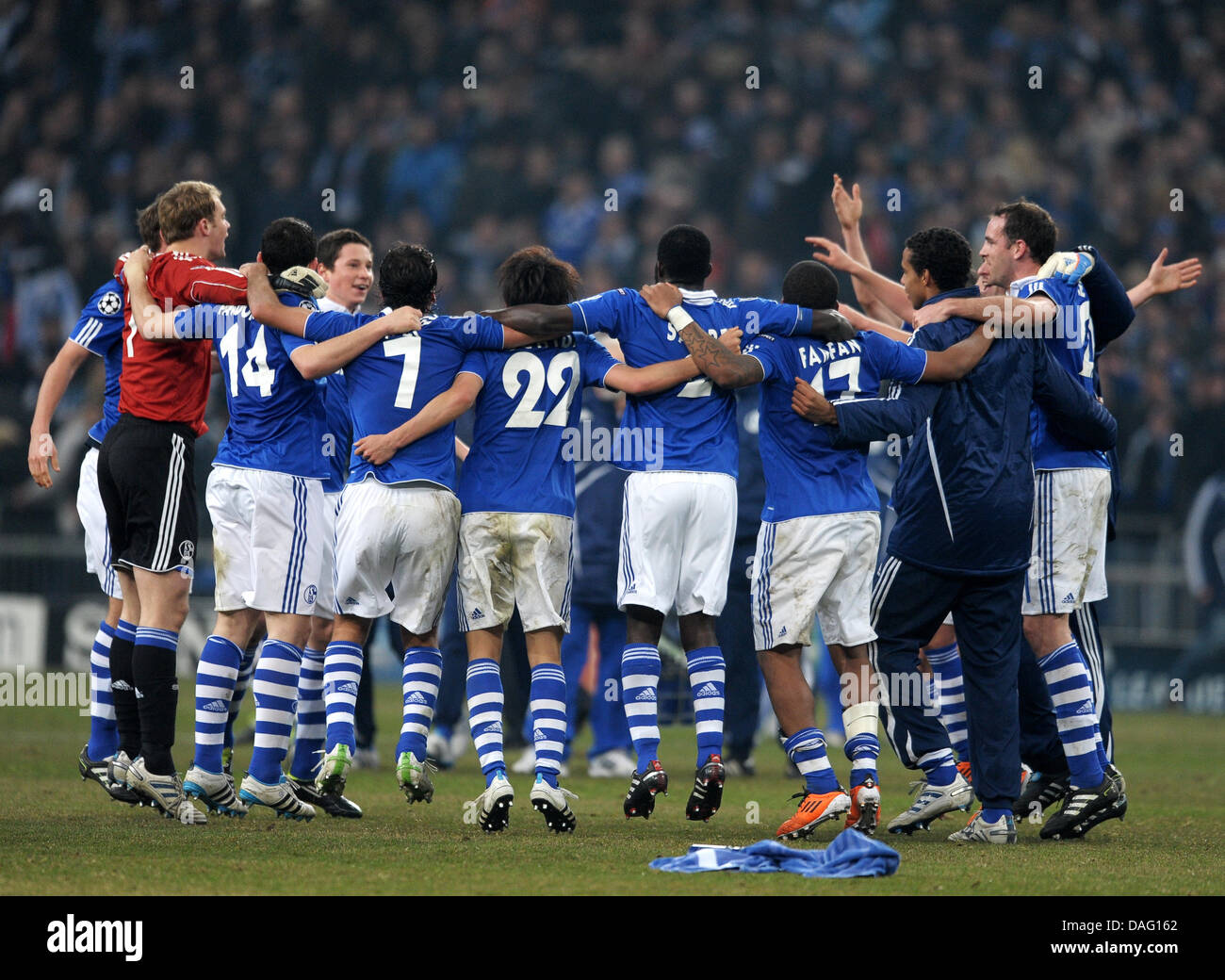 Schalke's Team celebrates after winning their UEFA Champions League ...