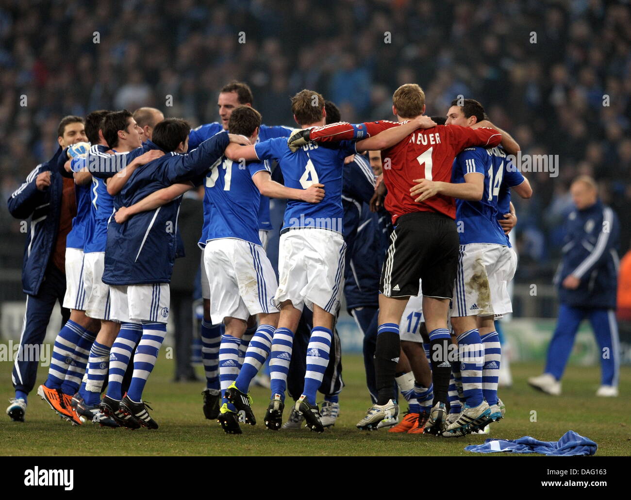 Schalke's Team celebrates after winning their UEFA Champions League ...