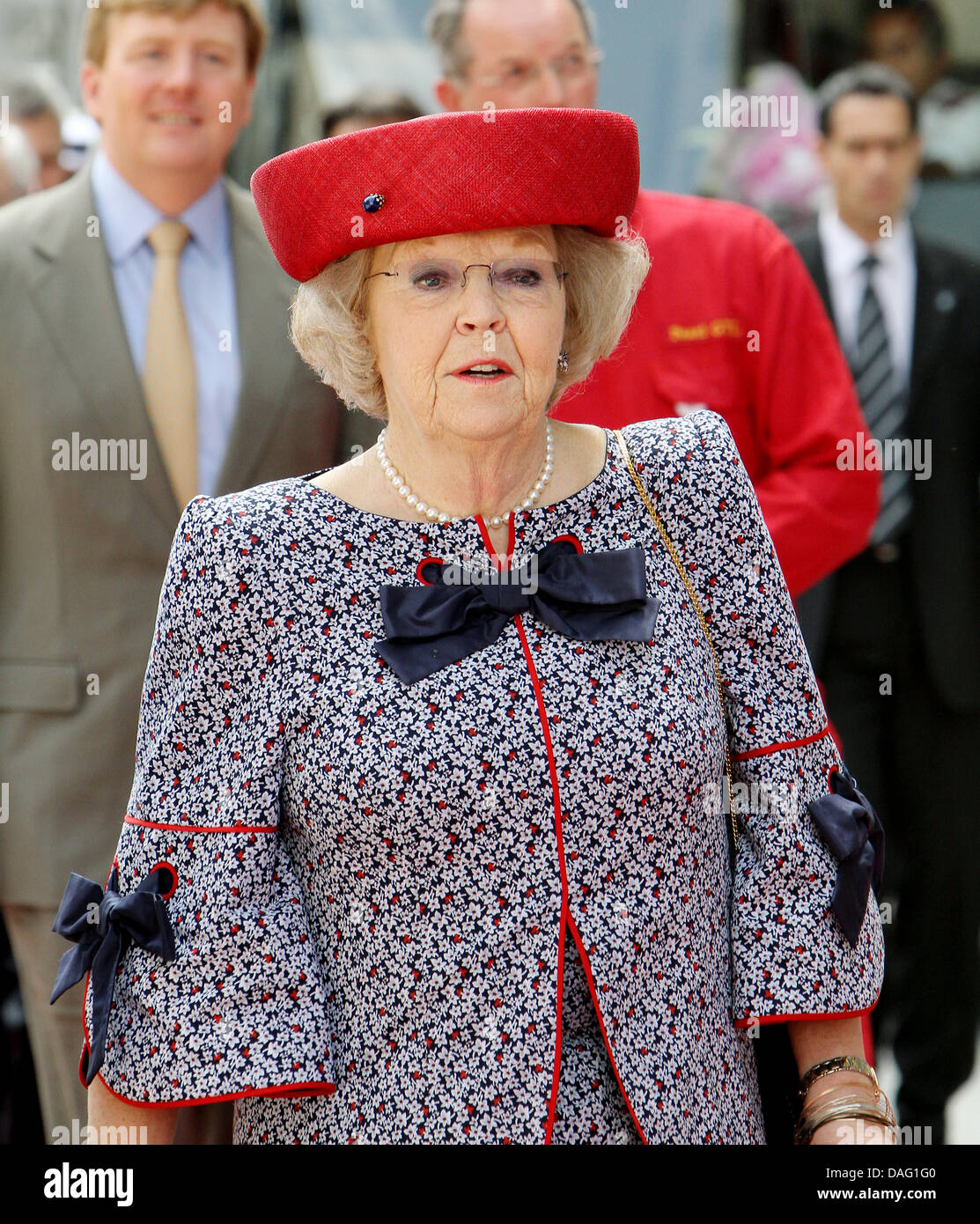 Queen Beatrix of the Netherlands visits Ras Laffan Industrial City in ...