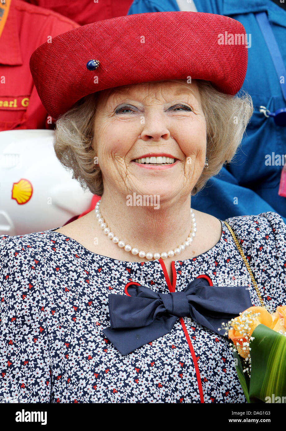 Queen Beatrix of the Netherlands visits Ras Laffan Industrial City in ...