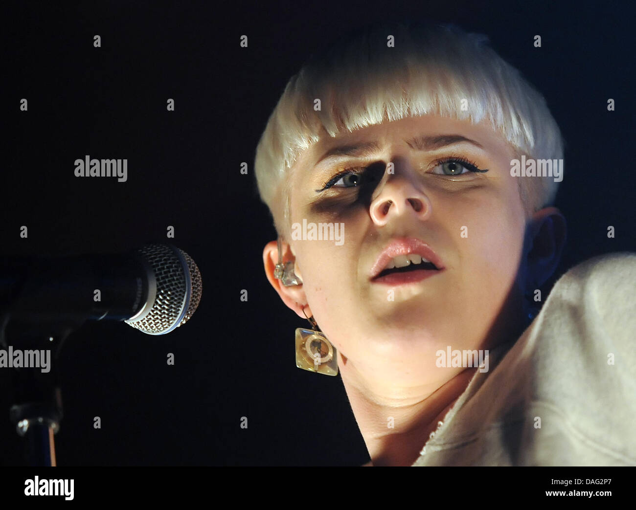 Robyn Singer Performs High Resolution Stock Photography and Images - Alamy