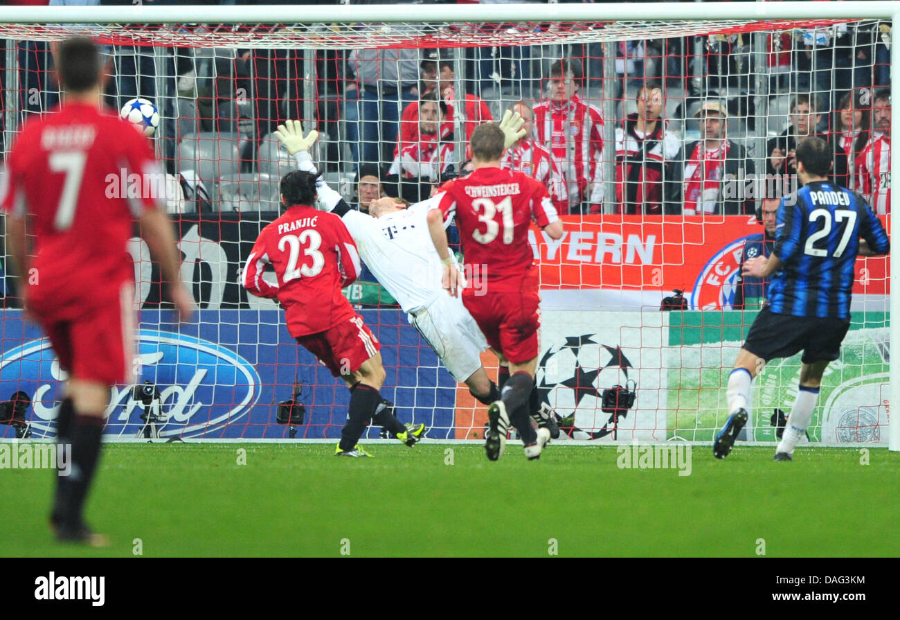 Goran Pandev (R) of Inter scores the 2-3 goal next to goalkeeper Thomas ...