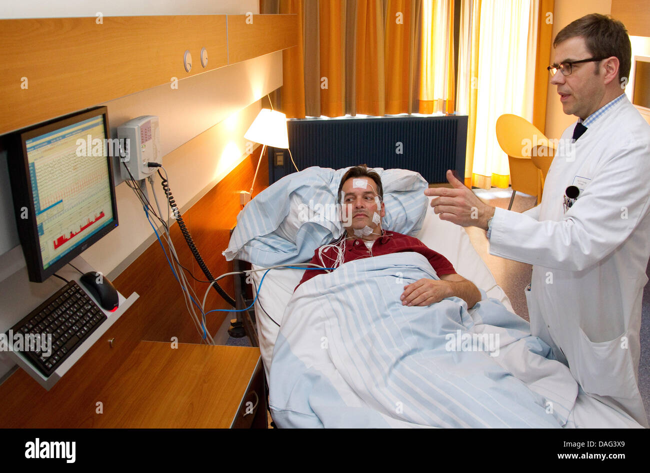 Dr. Peter Young (r), head of the section sleep medicine and the sleep ...