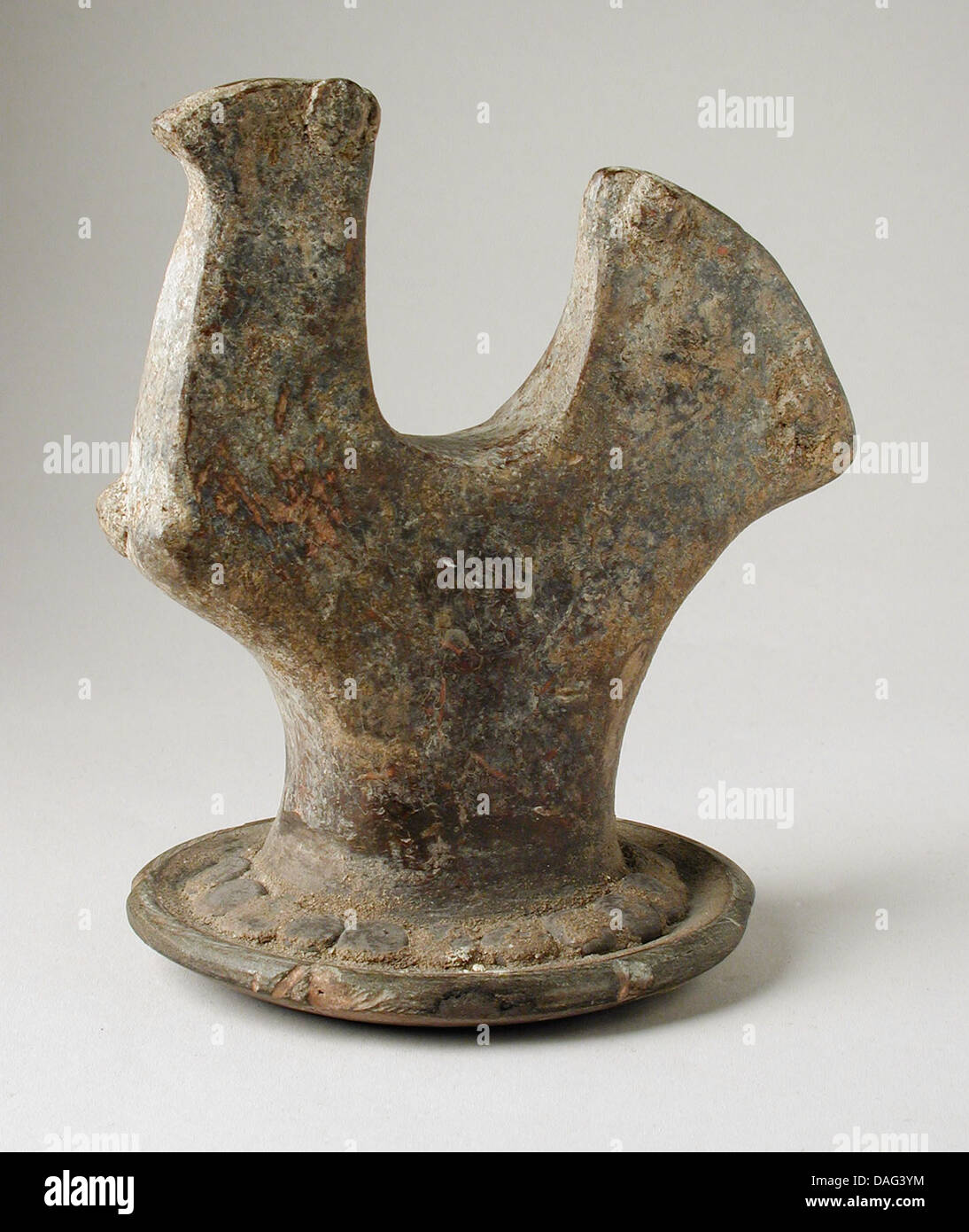 This rooster plaque, crafted from metal, is a decorative piece ...