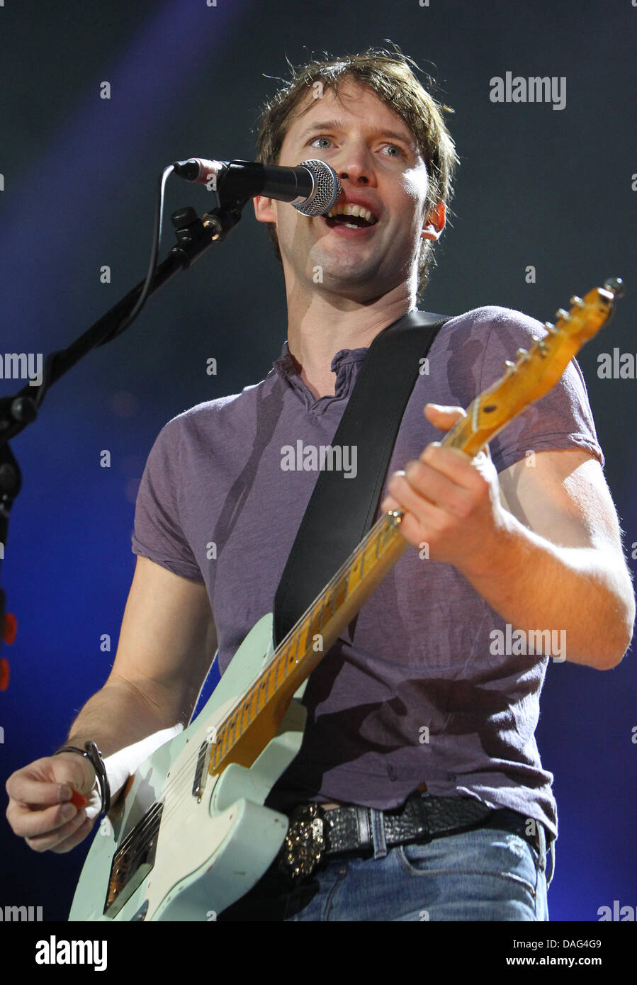 James blunt guitar hi-res stock photography and images - Alamy