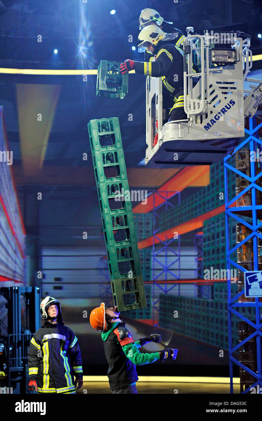 Wettkandidat Max-Fabian Wolff-Juergens (M.) balanciert am Samstag (19. ...