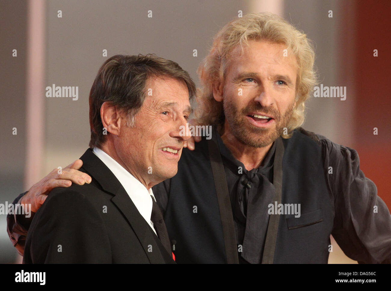 German singer Udo Juergens poses with moderator Thomas Gottschalk ...