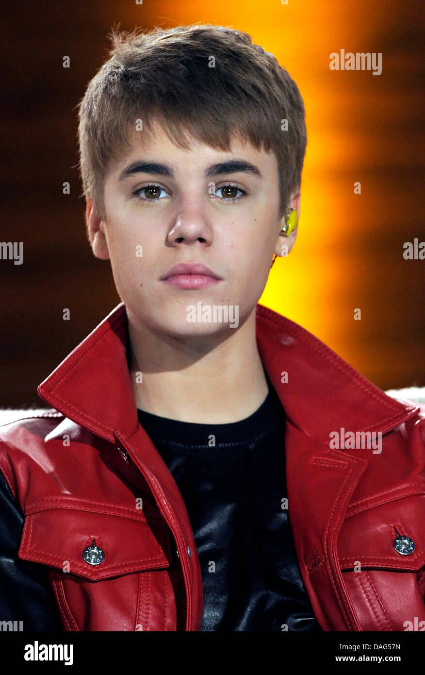 Teenage star Justin Bieber (r) sits during the German TV show 'Wetten ...