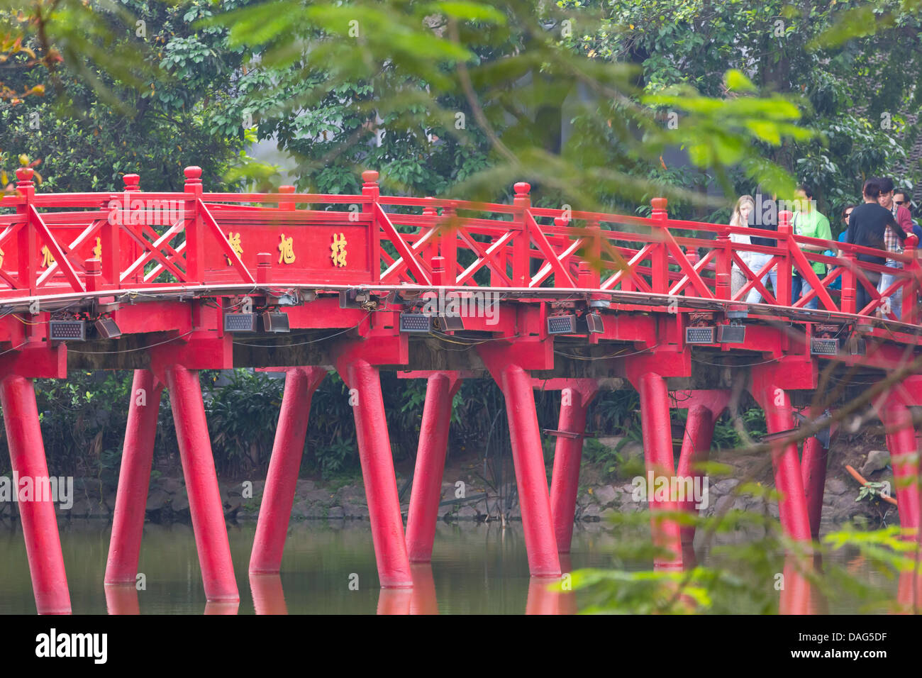 Red iron bridge hi-res stock photography and images - Alamy
