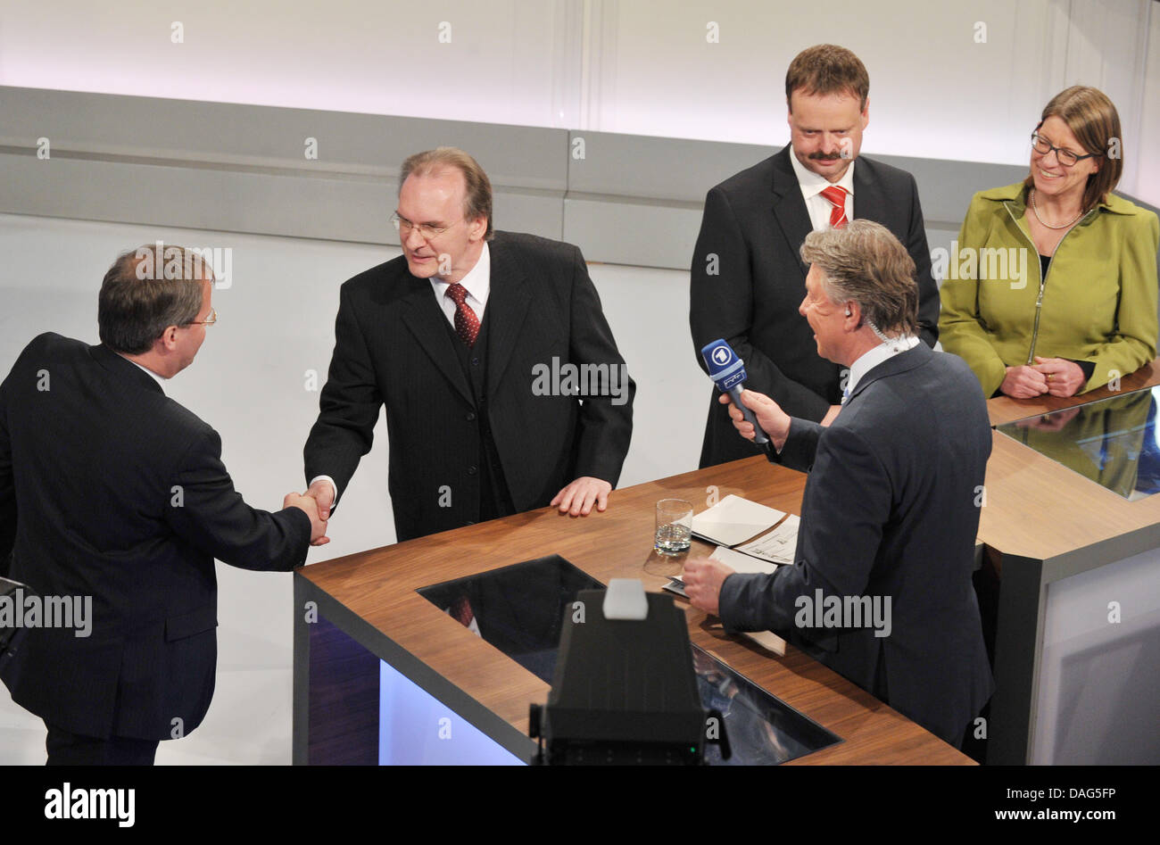 Jens Bullerjahn (SPD, l) congratulates the Reiner Haseloff (CDU) after ...