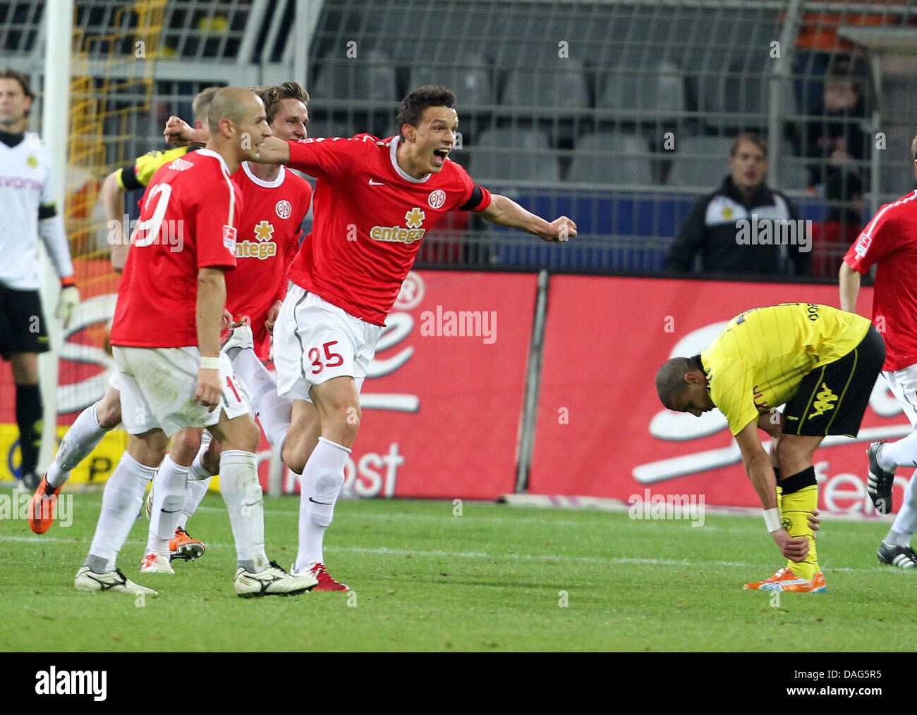 Petar Sliskovic of Mainz (C) celebrates his 1-1 equaliser during German ...