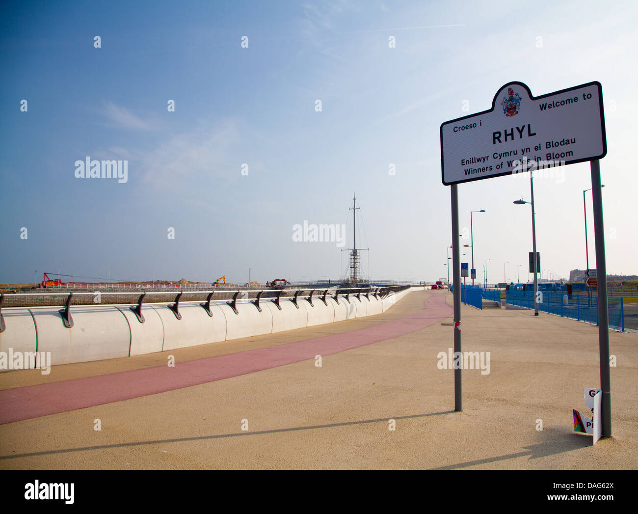 Bilingual Welsh/English welcome to Rhyl road sign at the newly ...
