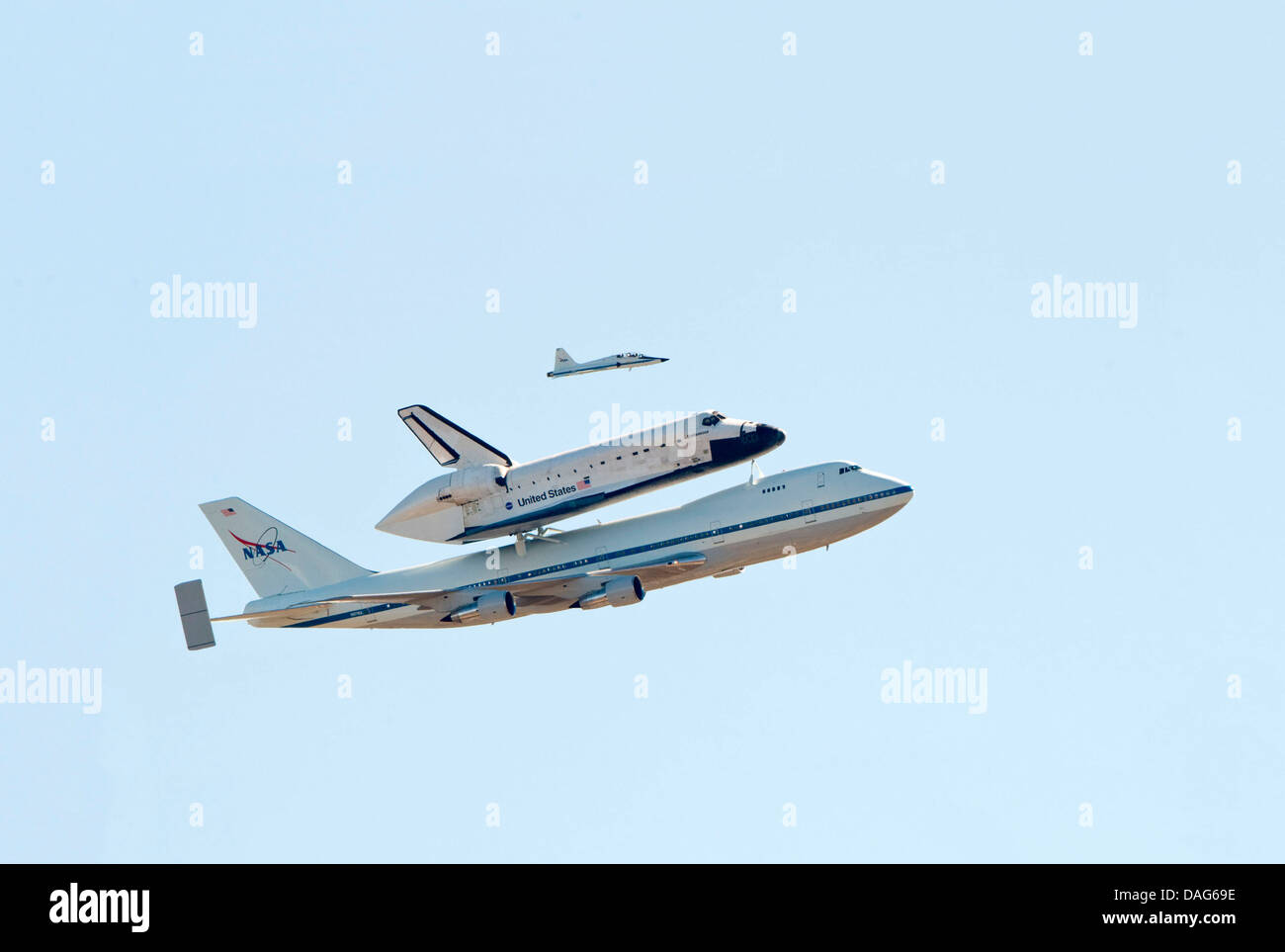 Space Shuttle Endeavour mounted on a modified Boeing 747 shuttle ...