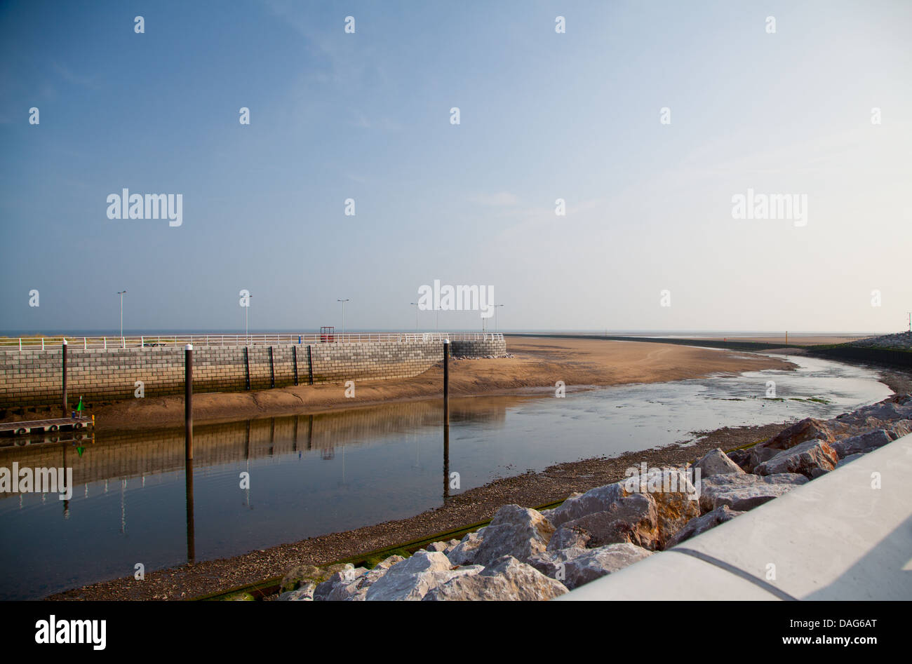 Harbour wall sea defences hi-res stock photography and images - Alamy