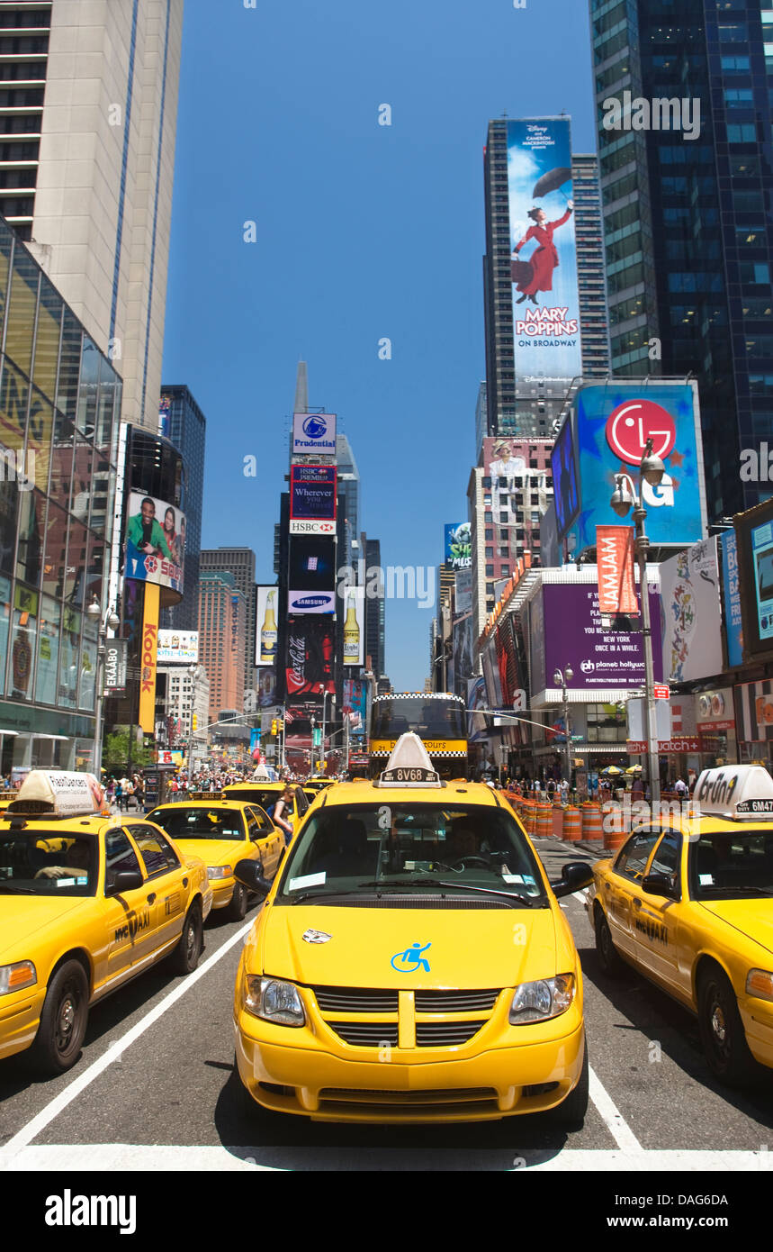TAXI CABS TIMES SQUARE MIDTOWN MANHATTAN NEW YORK USA Stock Photo - Alamy