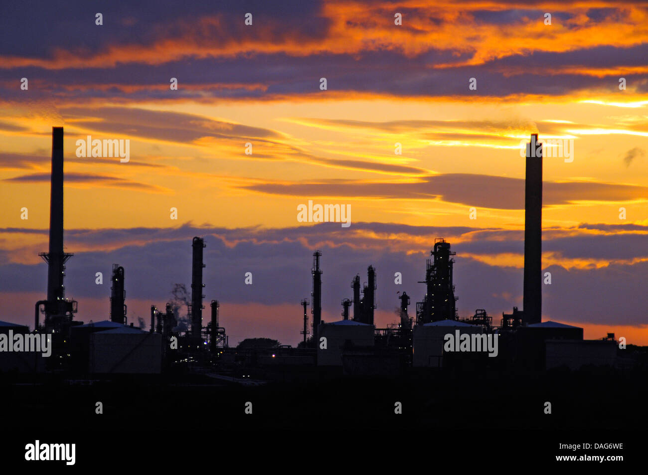 Welsh oil refinery hi-res stock photography and images - Alamy