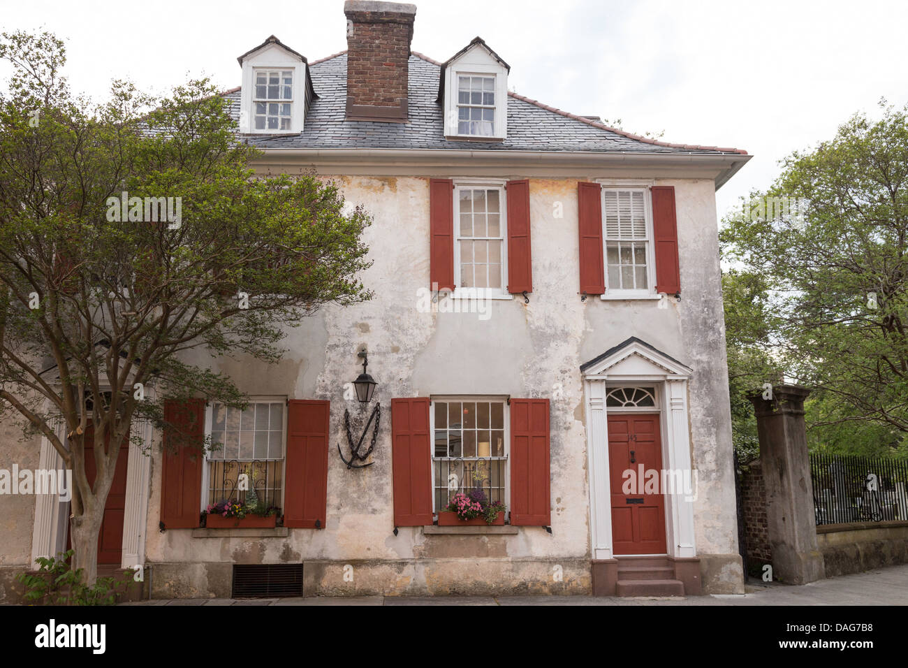 Charleston single house hi-res stock photography and images - Alamy