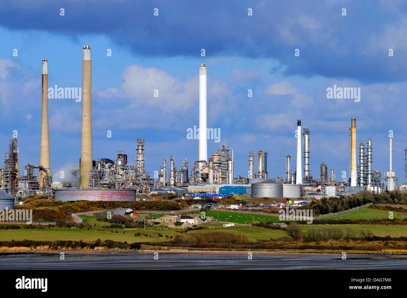 Oil refinery wales hi-res stock photography and images - Alamy