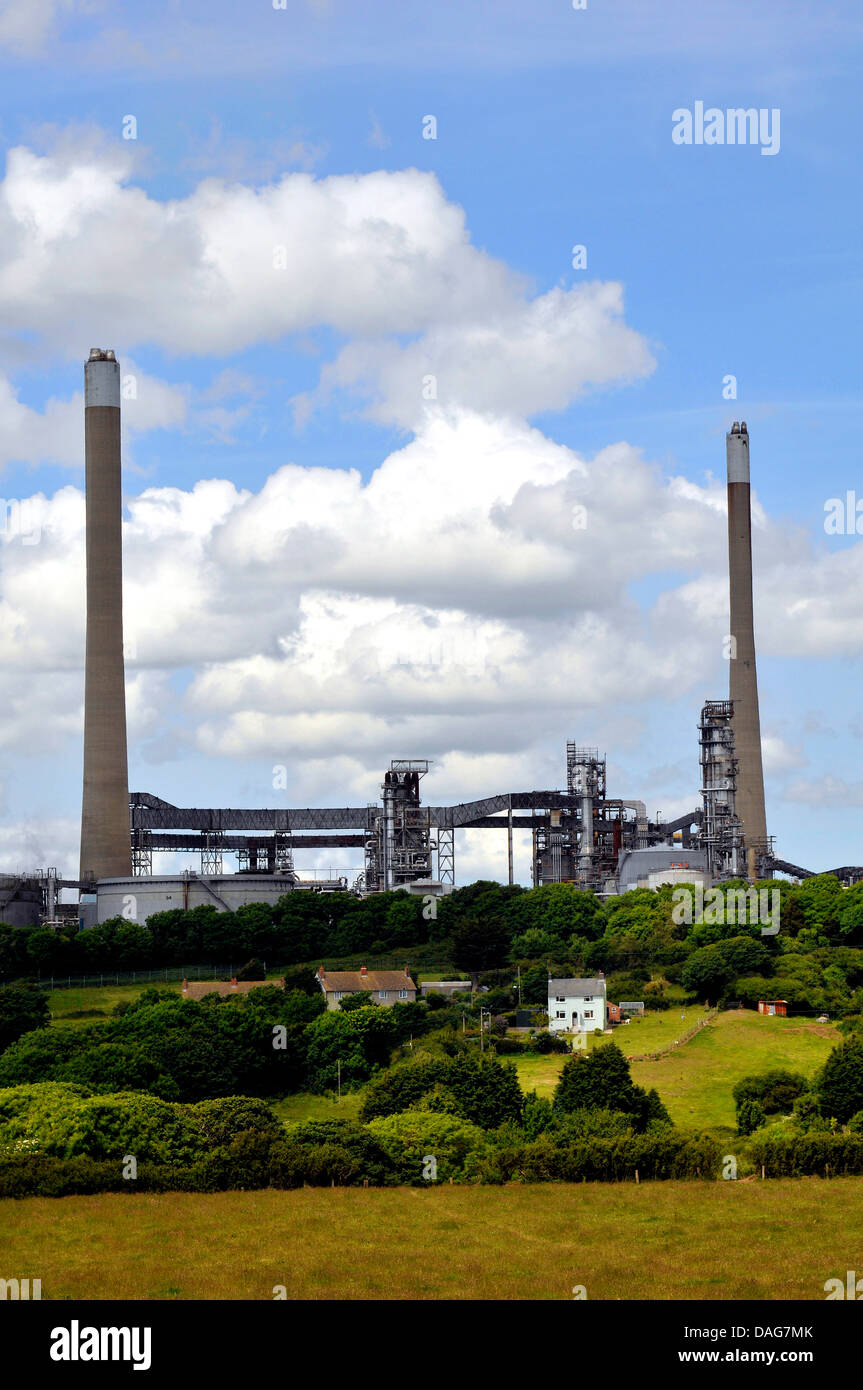 Oil refinery tanks uk hi-res stock photography and images - Alamy