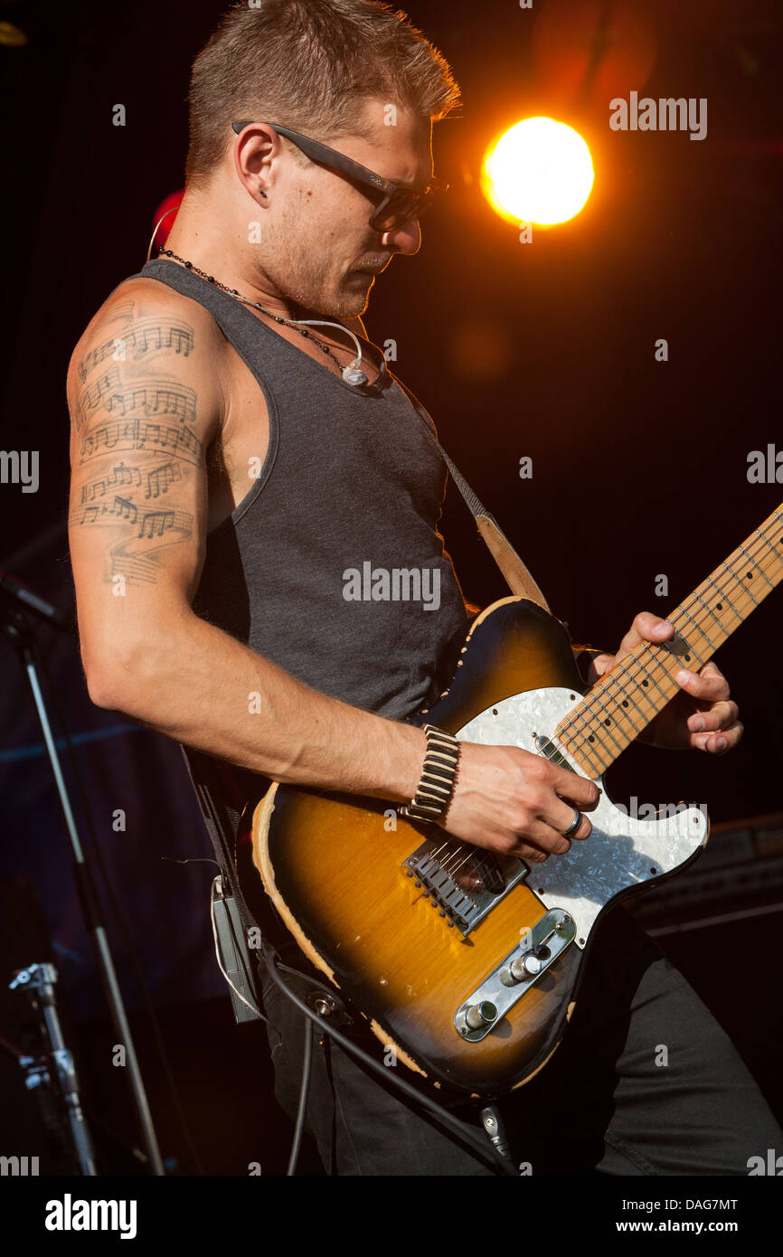 Ben Poole playing at the 2013 Linton Music Festival, Herefordshire ...
